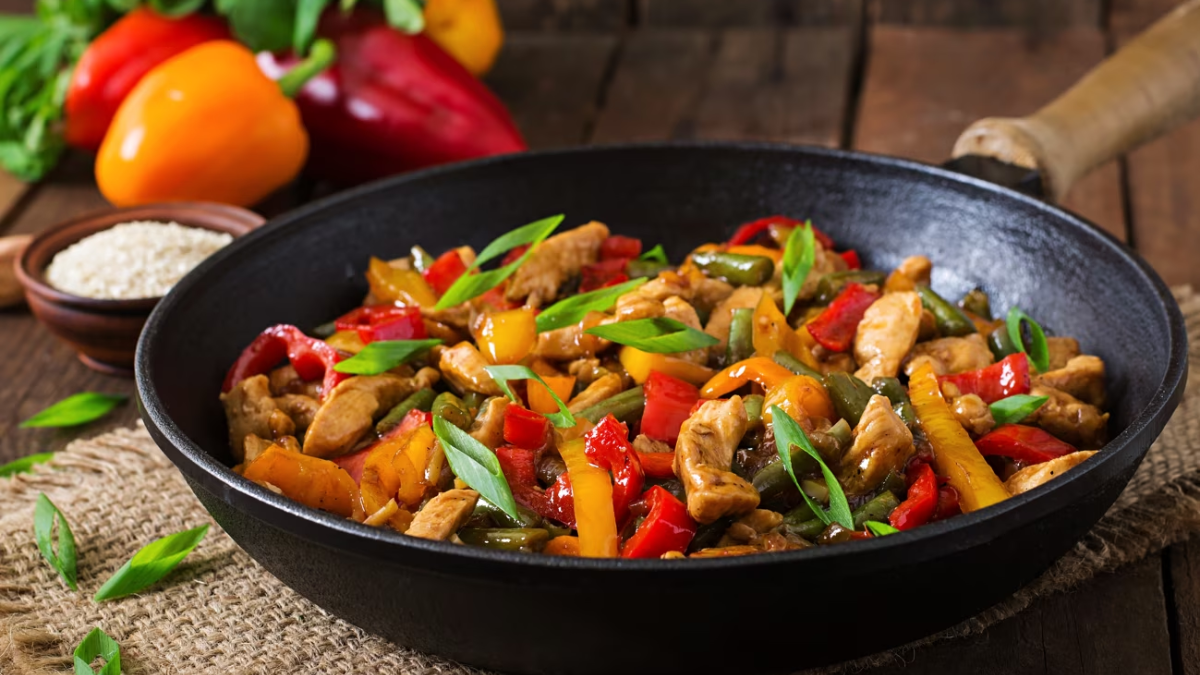 Cómo hacer el mejor wok de pollo y verduras en casa: la receta fácil y ...
