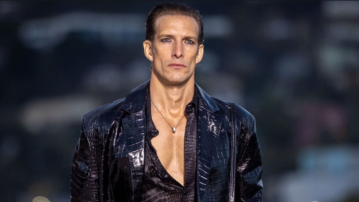 Iván de Pineda desfiló para Versace y causó furor en las redes sociales