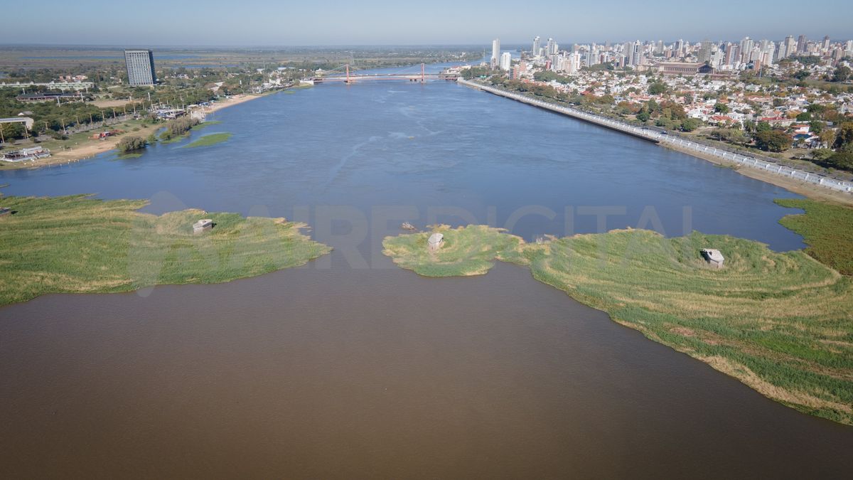 Embalsado en la Laguna Setúbal: lograron abrir una brecha de 100 metros ...