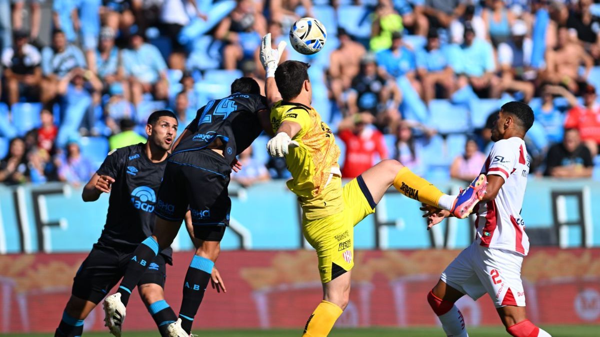 Con un final polémico por un gol anulado, Unión igualó sin goles ante ...