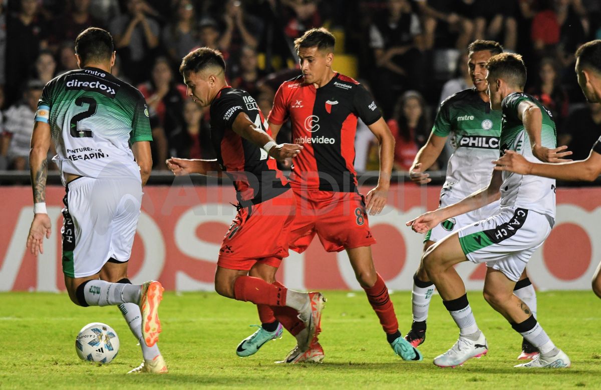 Colón resistió hasta el final y le ganó 2 a 1 a Nueva Chicago en Santa Fe