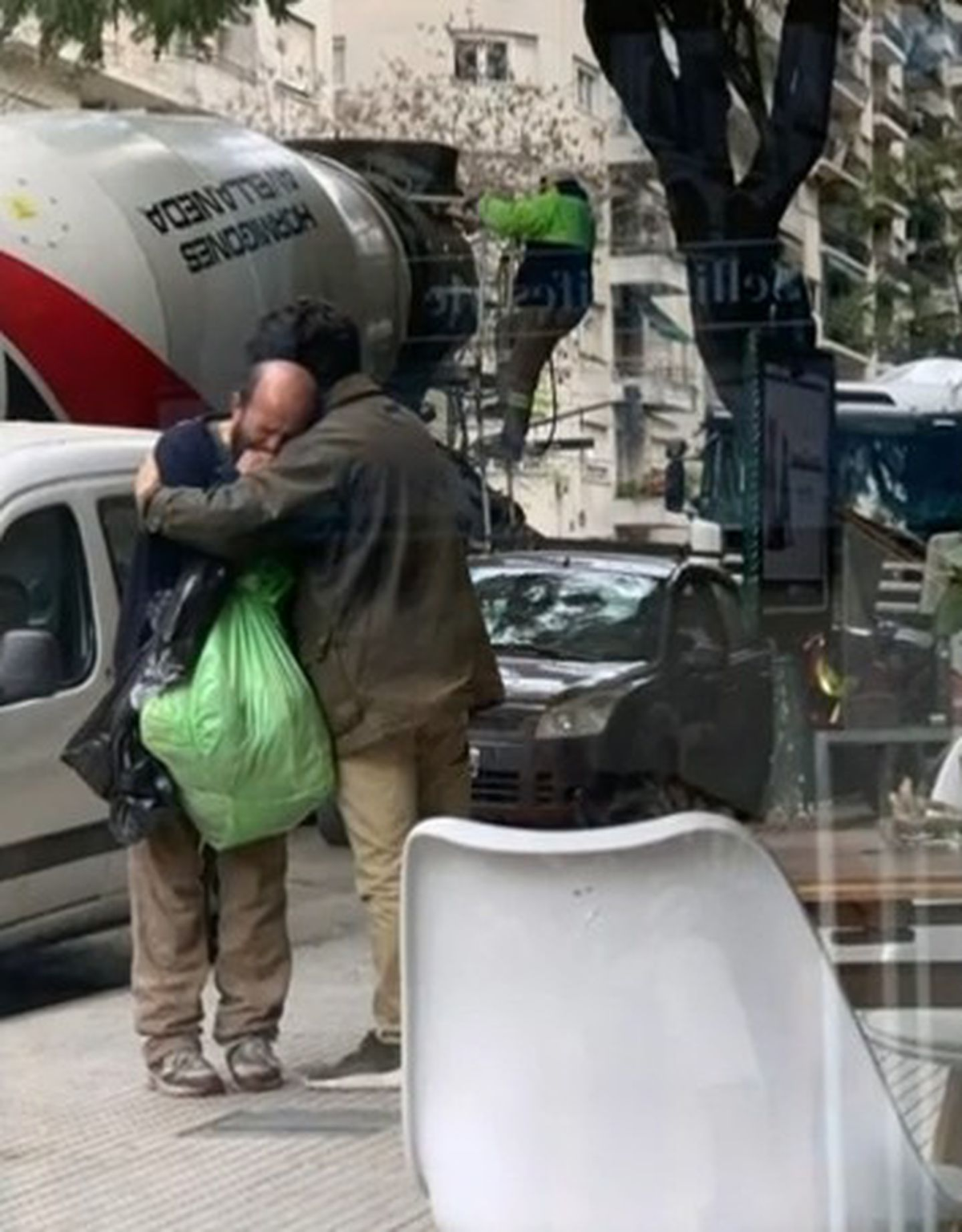 Ayudó a un indigente y conmovió a todos: No me abraces porque tengo olor