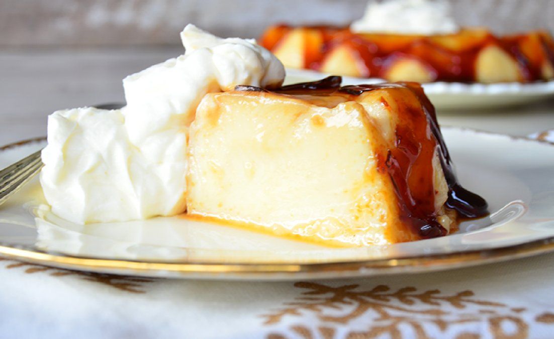Cómo preparar el clásico flan casero con crema chantilly