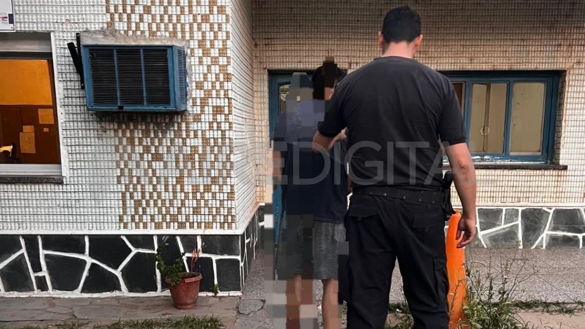 Andaba caminando con una motito a la par por Santo Tomé, lo paró la ...