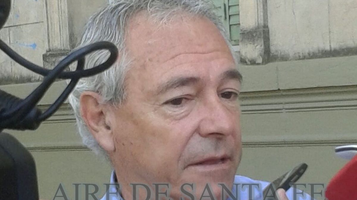 Mario Barletta emitió su voto esta mañana en la Escuela Industrial Superior