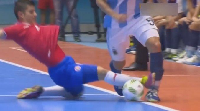 Durísima patada mandó a un argentino al hospital en el Mundial de futsal