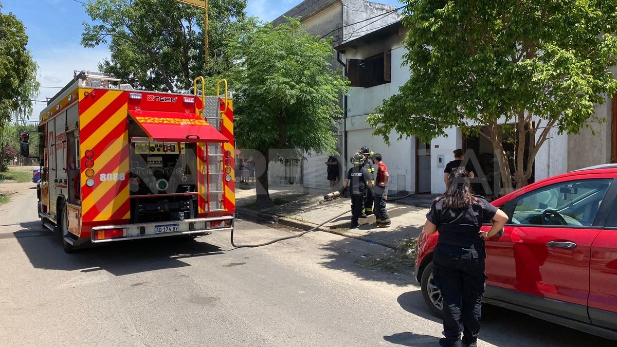 Barrio Roma: se incendió el dormitorio en la planta alta de una casa