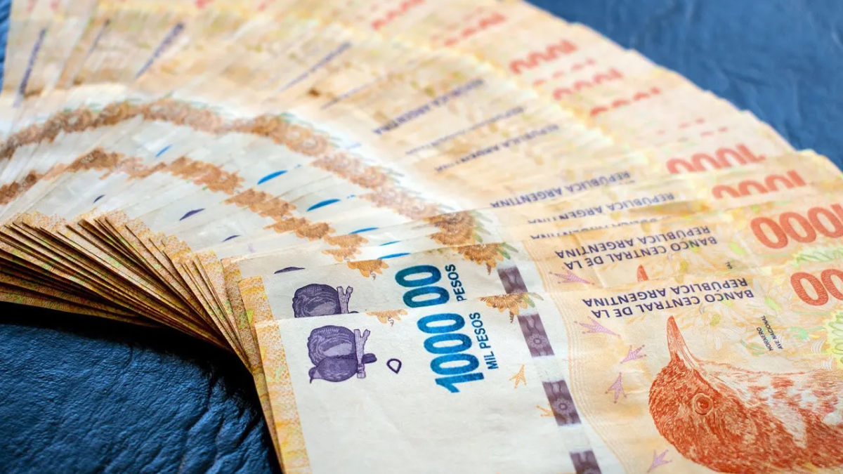 Qué significa ordenar billetes de $1000 cabeza con cabeza, según la ...