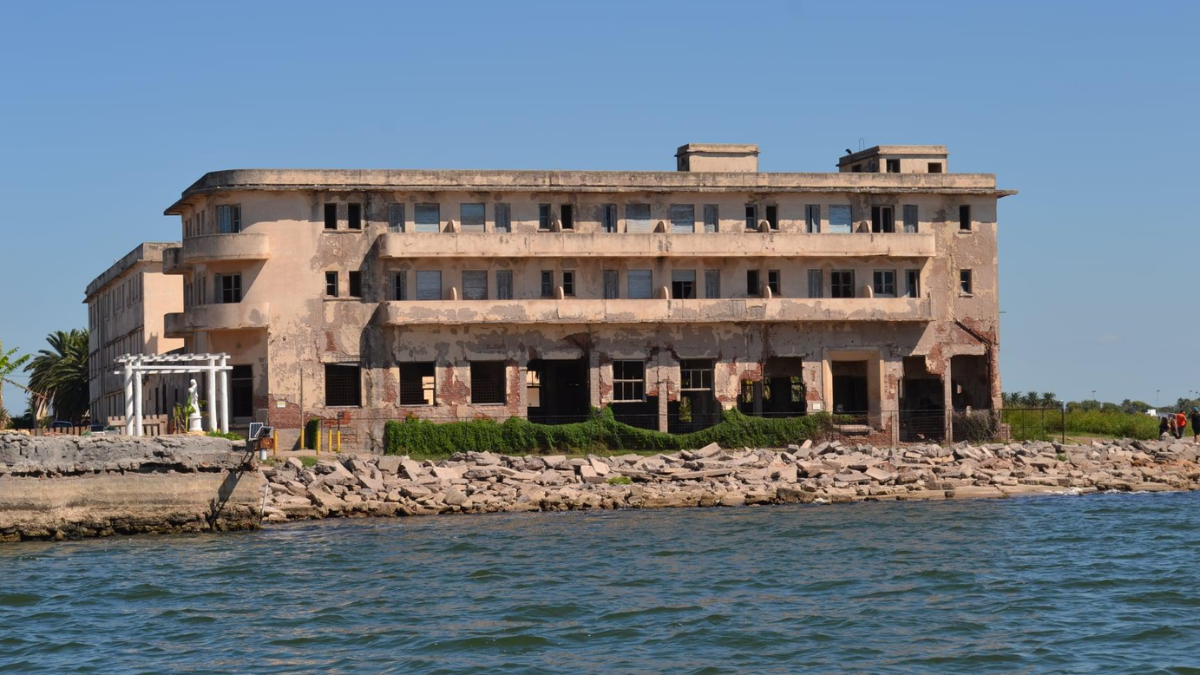 Conocé Miramar de Ansenuza y su mágica laguna de agua salada