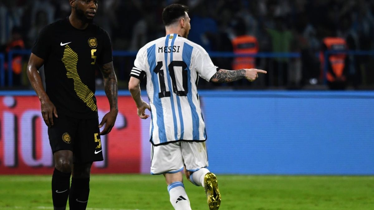 Qué pasó con la pelota del gol 100 de Lionel Messi en la Selección ...