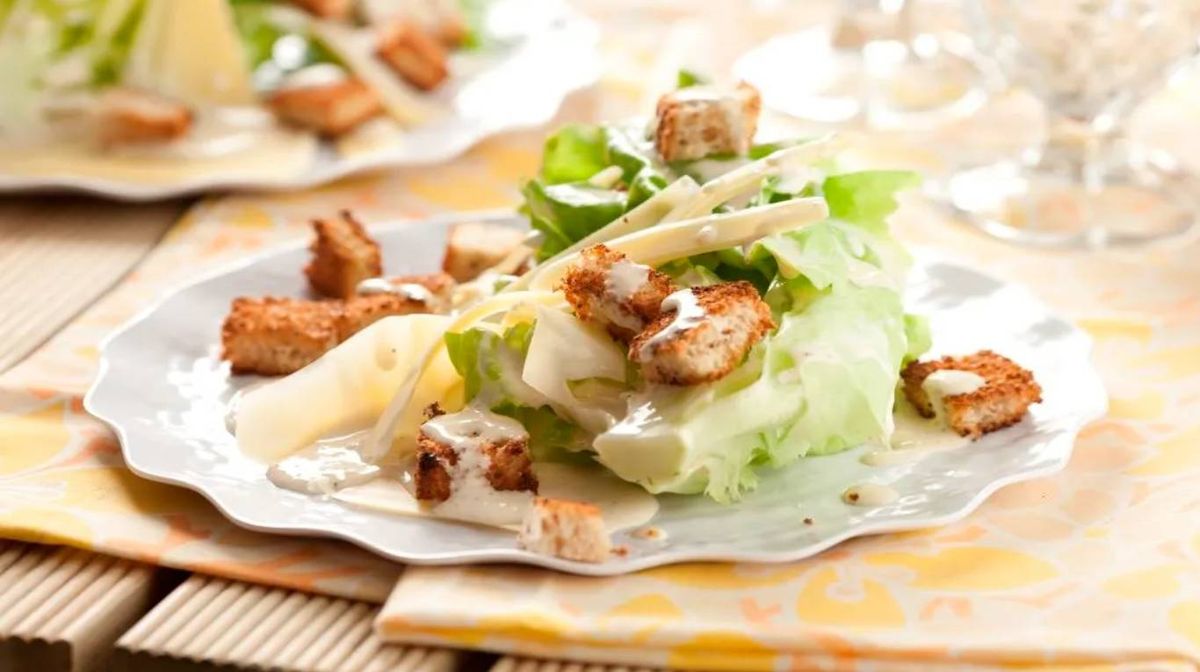 Cómo hacer ensalada César con ingredientes fáciles y una salsa que suma ...