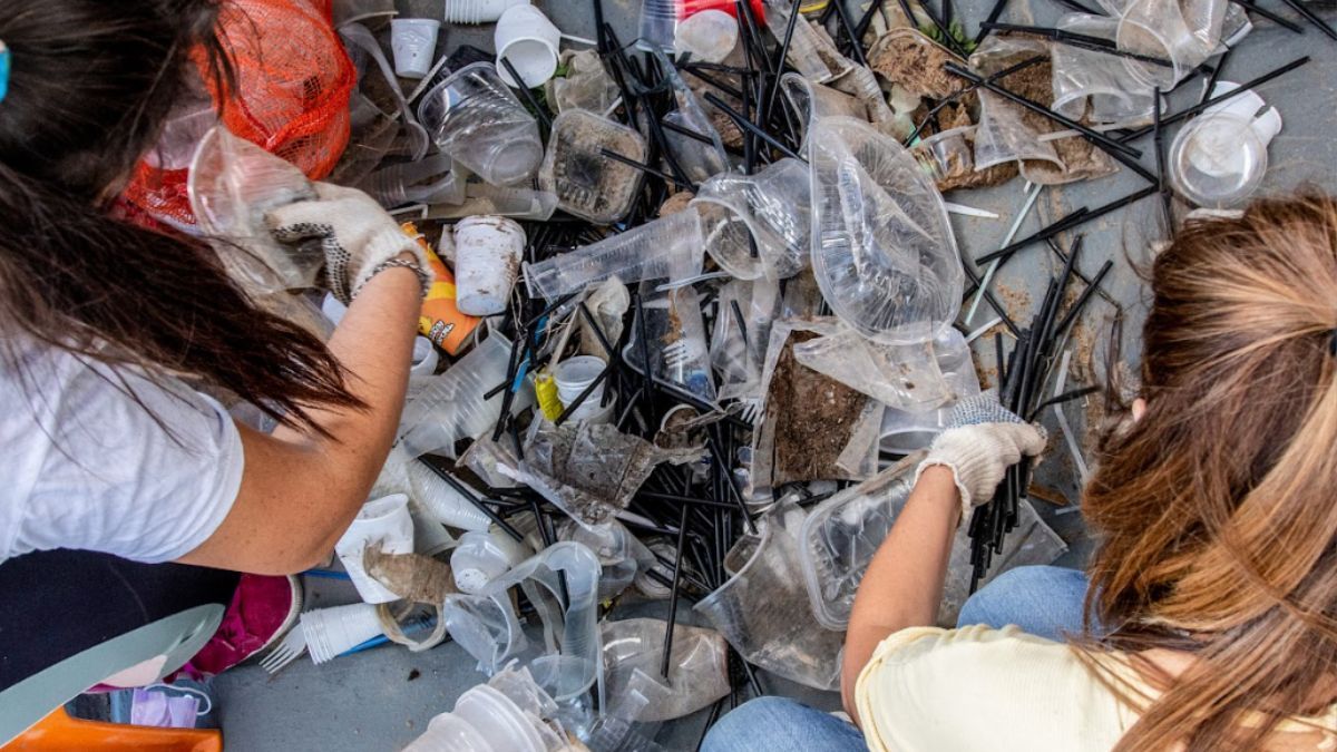 Plástico en el agua: las costas del río Paraná estallan de botellas ...
