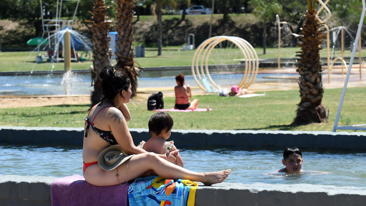 Por las altas temperaturas, se extiende la temporada de playas y balnearios en la ciudad de Santa Fe