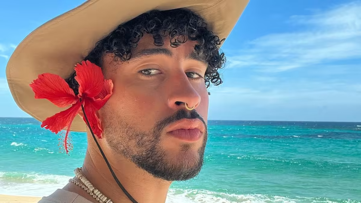 Bad Bunny rompe estereotipos y besa a un hombre en los MTV VMAs 2022