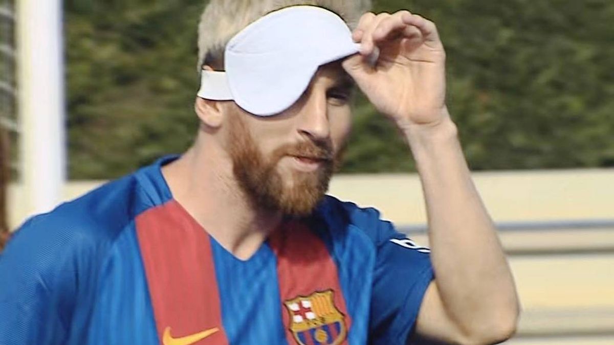 Messi cubrió sus ojos y se animó a jugar como Los Murciélagos