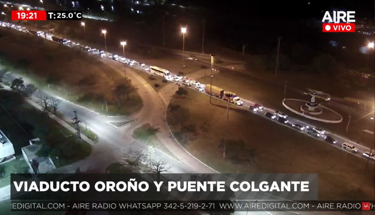 Largas colas y demoras en los accesos a la ciudad de Santa Fe