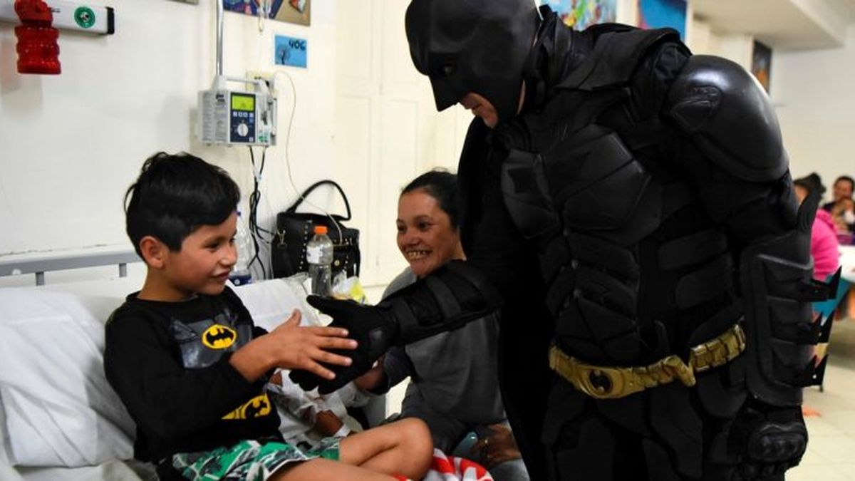 Los superhéroes sí existen: “Batman Solidario” visita y ayuda a los ...