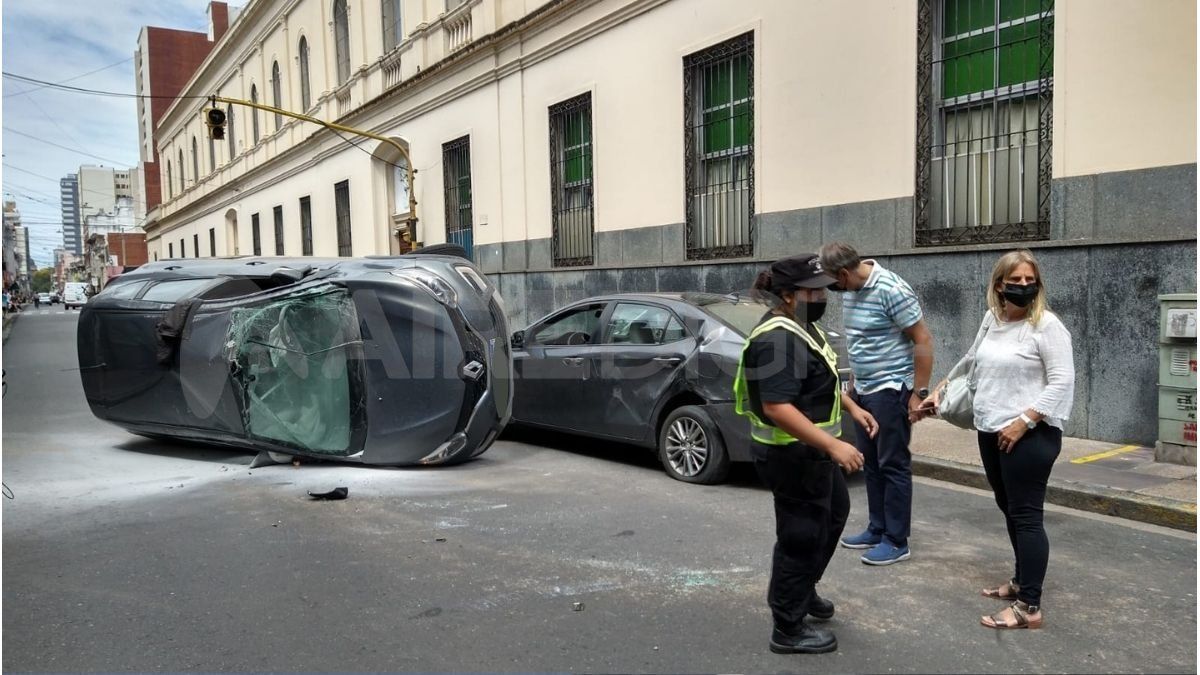 Impresionante choque en el microcentro de Santa Fe: volcó el auto y ...