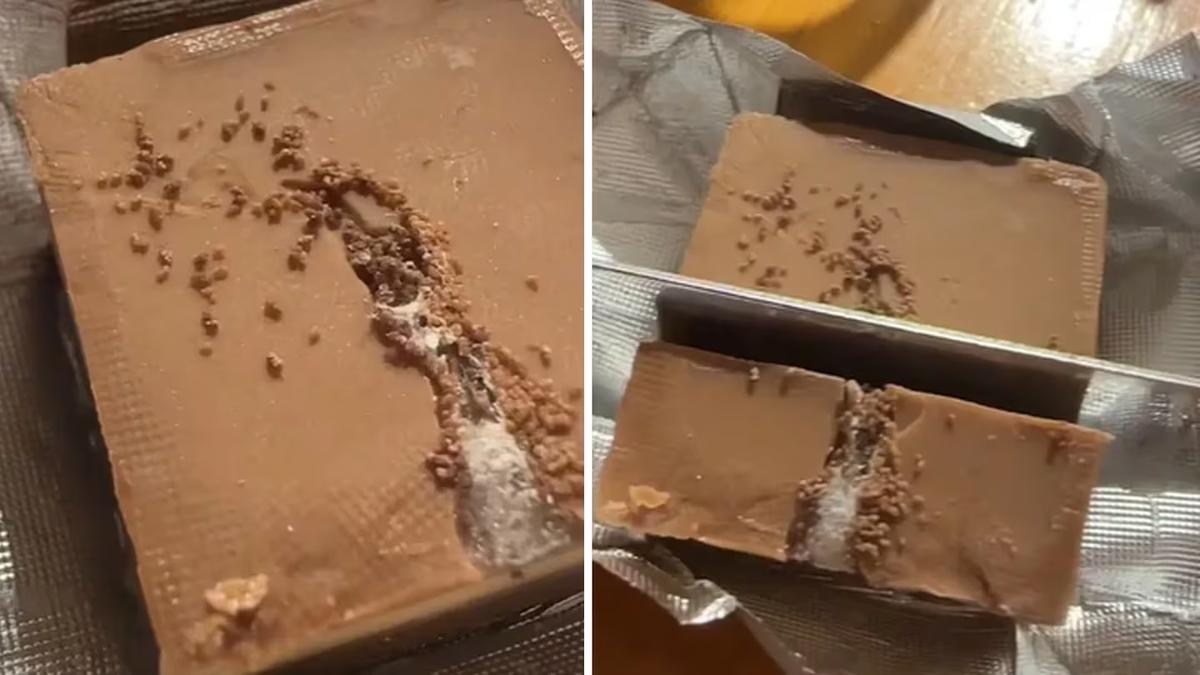 Una joven compró un chocolate, lo abrió por la mitad y descubrió algo ...