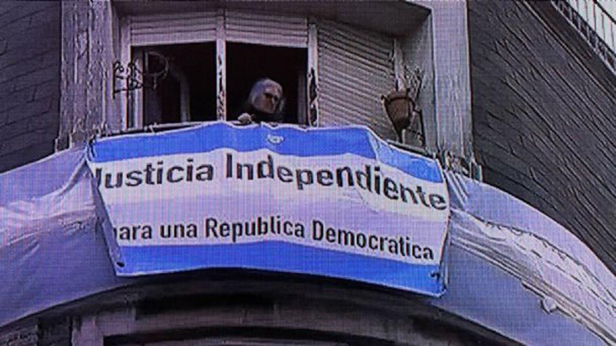 Habló la vecina de Cristina, y describió el desmadre de los últimos días en la cuadra