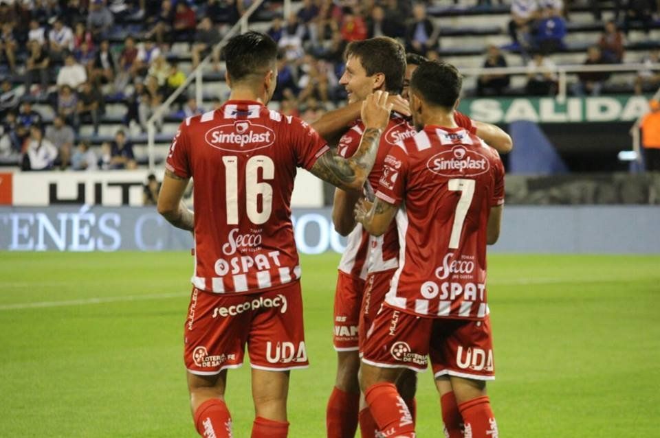 Unión venció a Vélez y es único escolta
