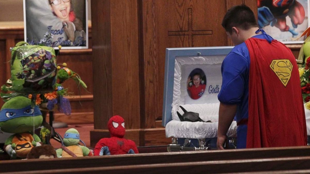 Conmovedor: sus superhéroes favoritos lo despidieron en su funeral