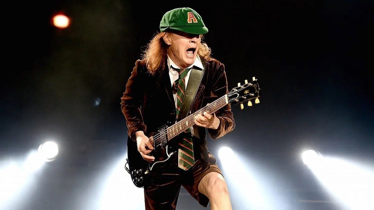 Angus Young cumple 67 años: un colegial estilo para la guitarra ...