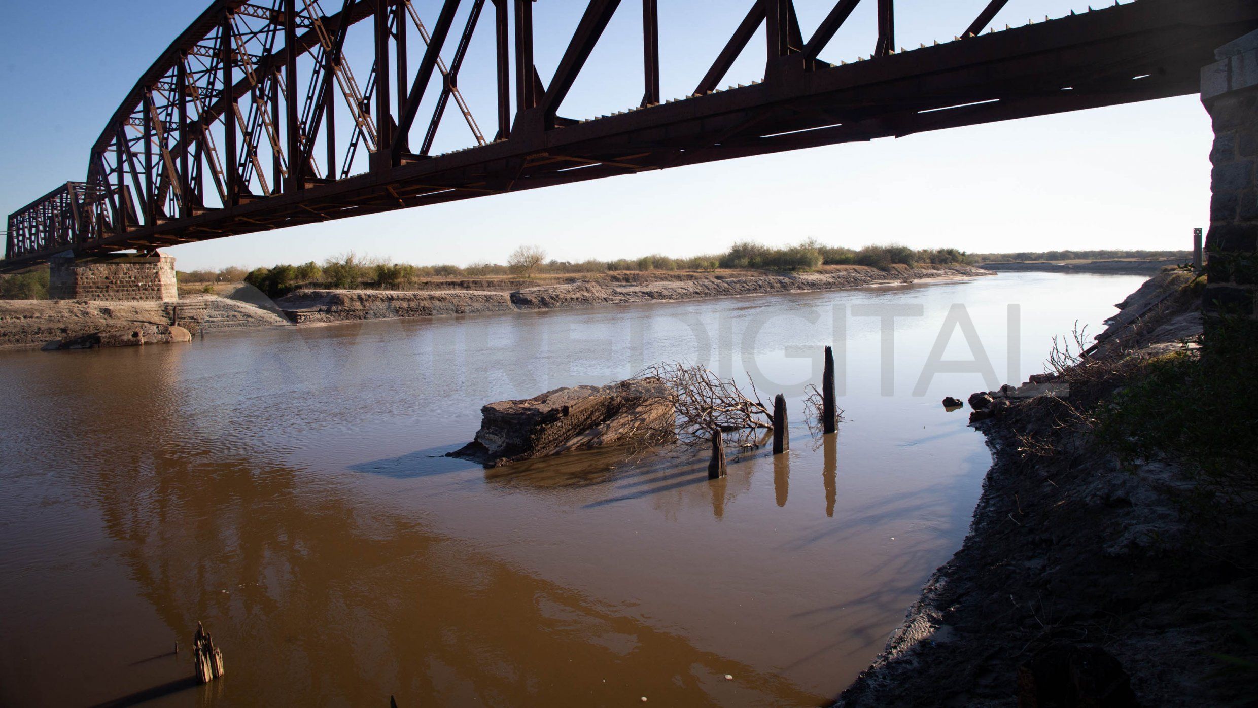 Las meandros, los puentes y el valle del río Salado, en una bajante ...