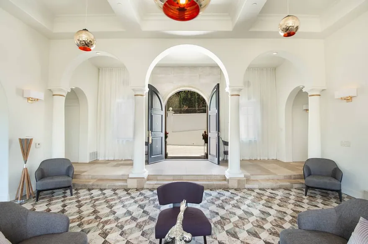 Los secretos del hogar de Cazzu: una mansión de ensueño con sala de ...