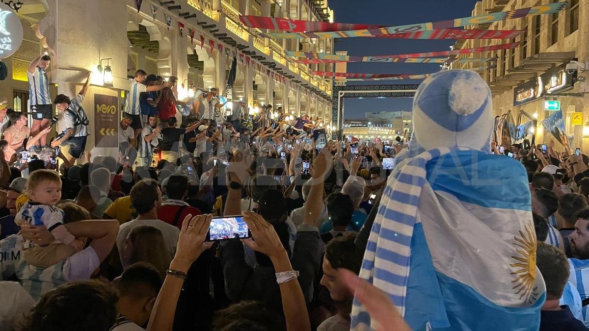 Mundial Qatar 2022: multitudinario banderazo de hinchas argentinos ...